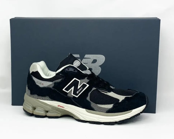 New Balance/NB 2002R Protection Pack Black Grey - Web Sepatu
